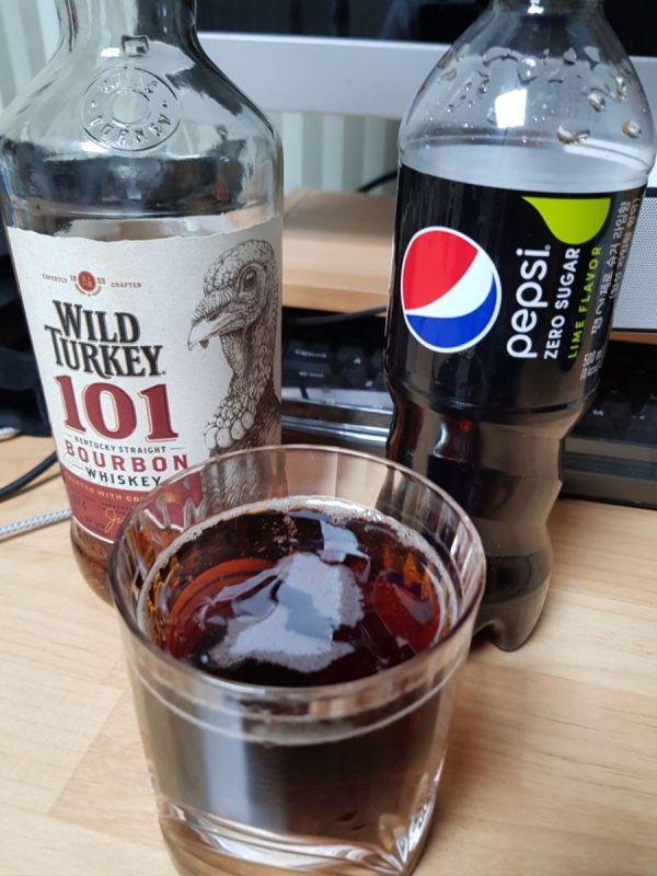 전통적 방식으로 마운틴 듀를 마시는 방법 | (백업)유머 게시판(2020-2021)