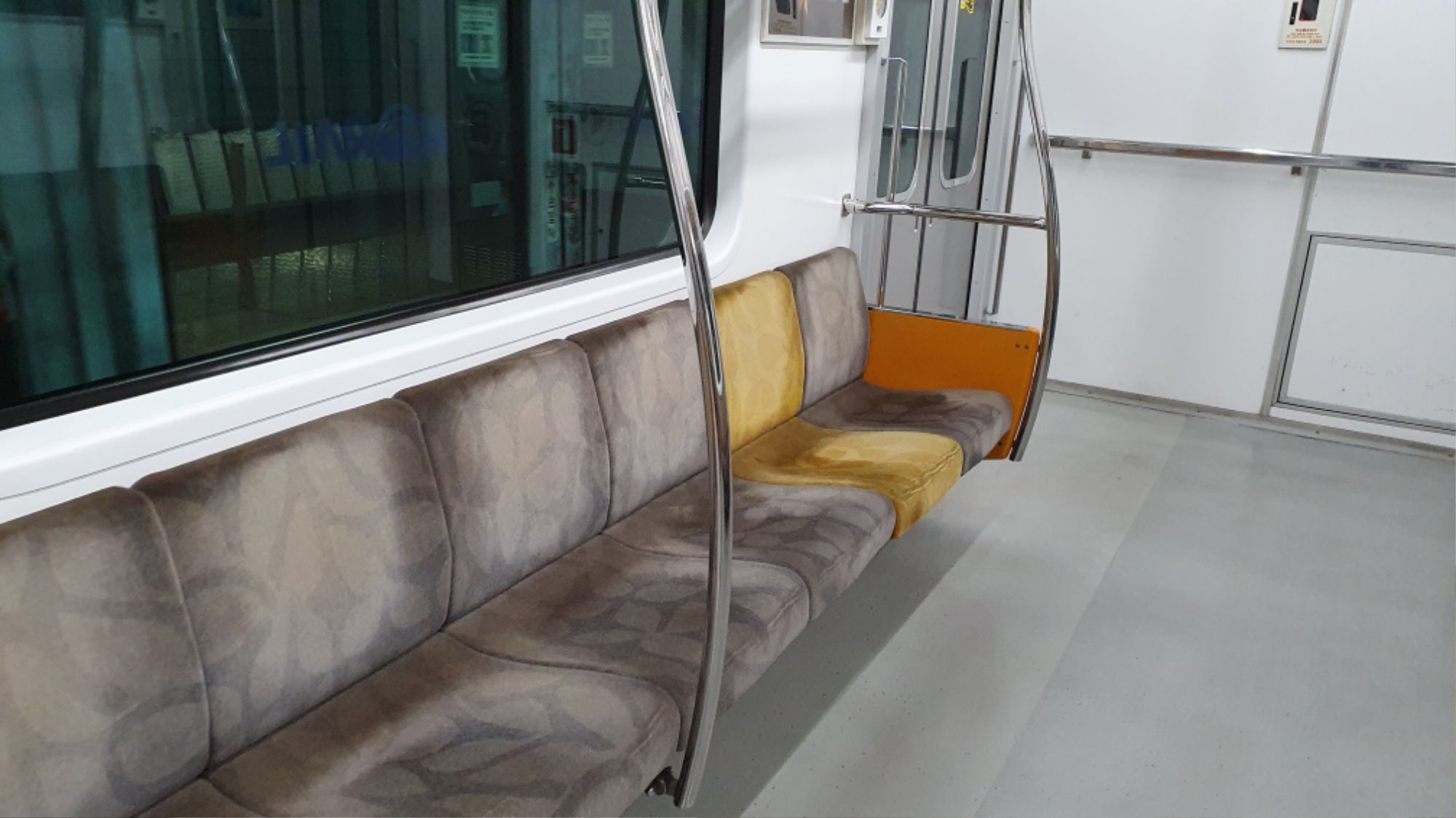 지하철을 탄 새끼 강아지 | (백업)유머 게시판(2021-) | RULIWEB