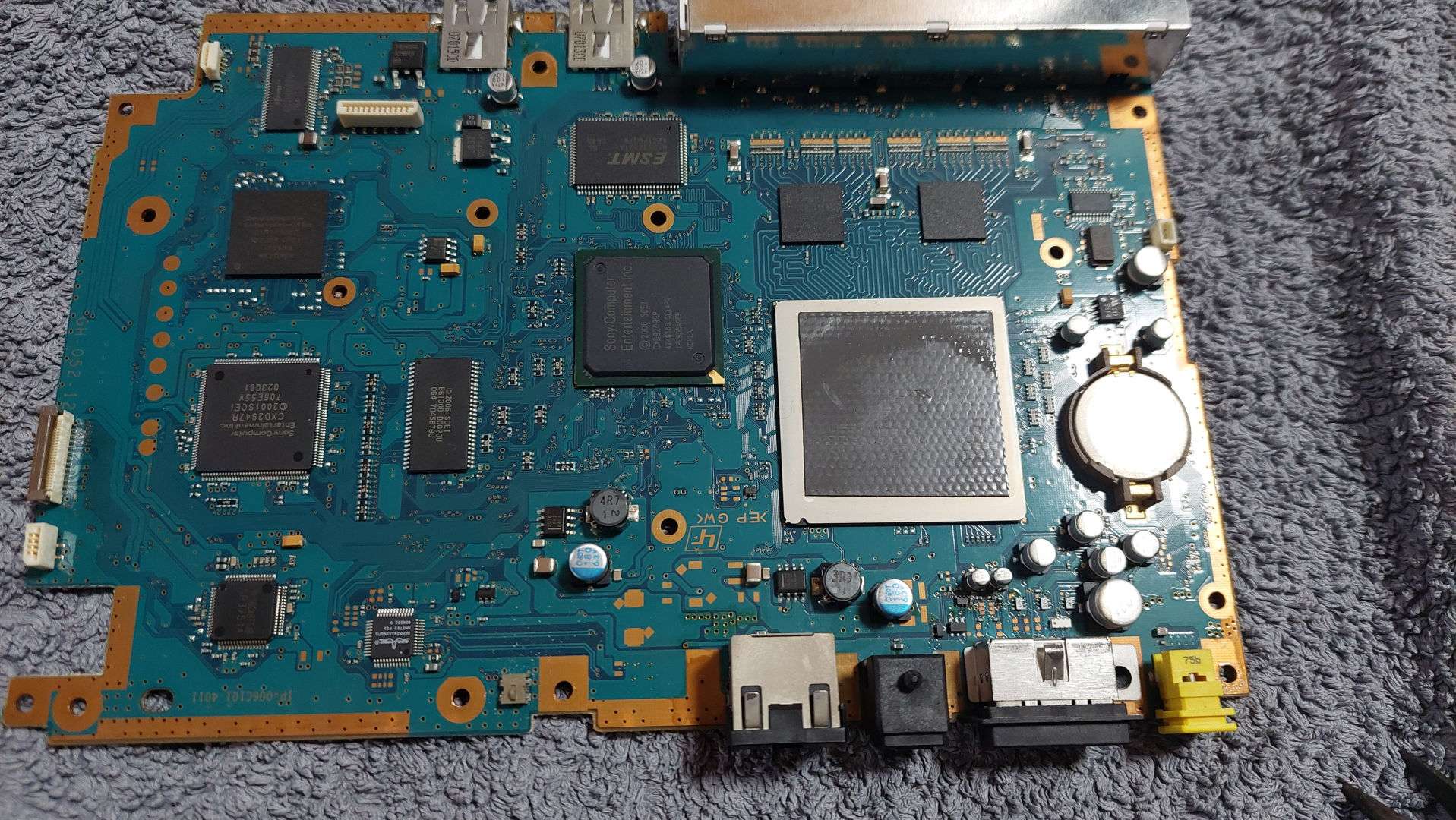 PS5 PRO 새로운 전용 슬롯으로 간편하게 CMOS 배터리 액세스 가능