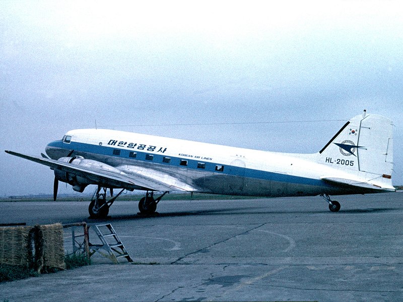옛날 비행기 수리하는곳에 견학갔다옴 | 유머 게시판