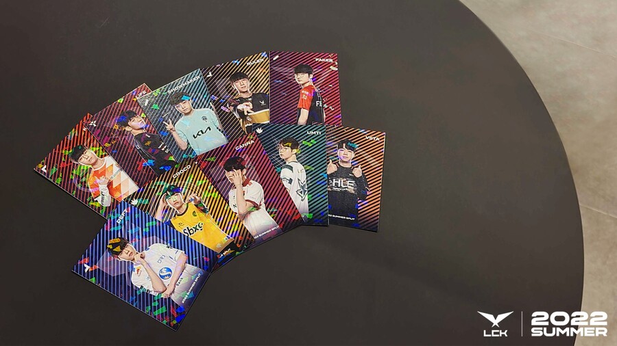LCK, 직관 5번 인증으로 증정하는 홀로그램 포토카드 공개 | 리그 오브 레전드