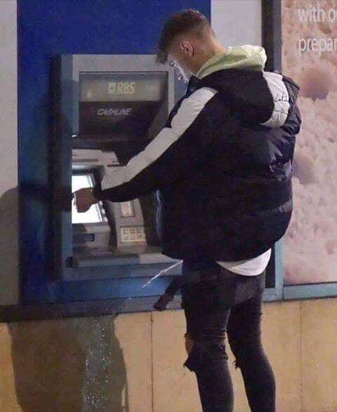 주의) 돈 찾으면서 오줌싸는 남자.jpg | 유머 게시판