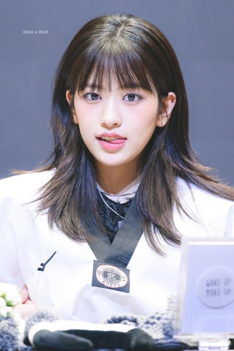 안유진 이쁘지 않냐? | 유머 게시판