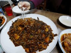 Q) 쟁반짜장은.. 일반짜장,간짜장이랑 좀 다르던데 조리법다름? | 유머 게시판 | RULIWEB