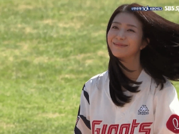 KBO) 오늘자 사직야구장 미녀들.gif | 유머 게시판