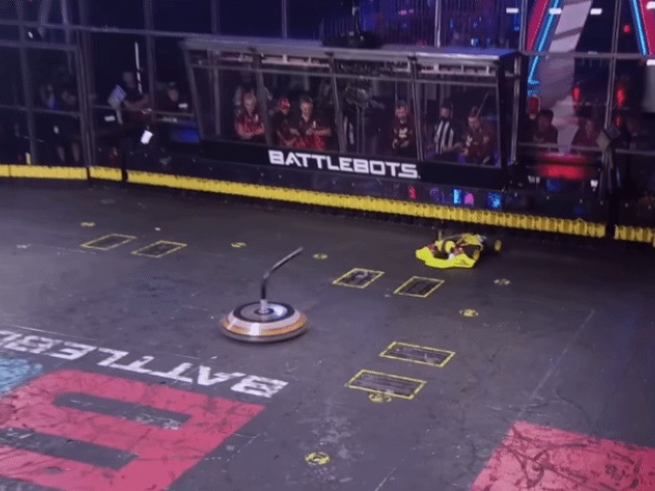 로봇배틀 대회 사상 최고의 K.O 장면.webp | 유머 게시판 | RULIWEB