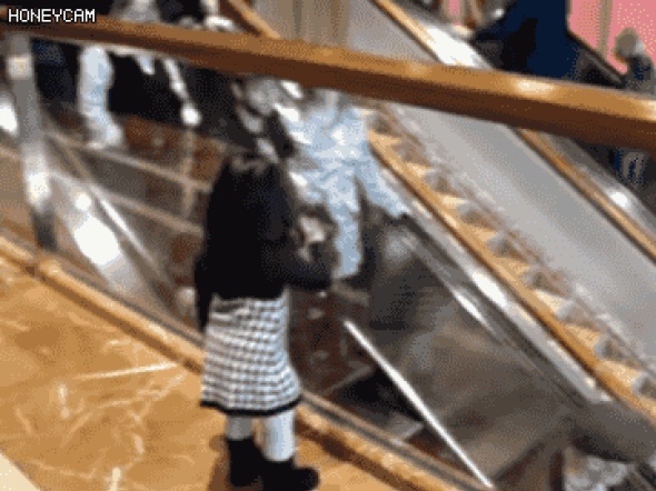 전설의 인사 참기 lv.99.gif | 유머 게시판 | RULIWEB