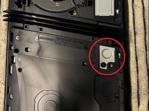 PS5 PRO 새로운 전용 슬롯으로 간편하게 CMOS 배터리 액세스 가능