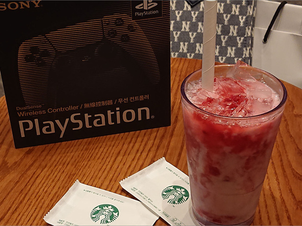 30주년 듀얼센스 집어왔습니다. | 플레이스테이션 게임 이야기