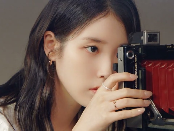 아이유 제이에스티나 SIGNATURE J with IU