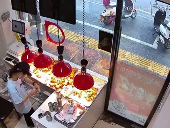 중국 치킨가게 도둑질 CCTV 영상mp4